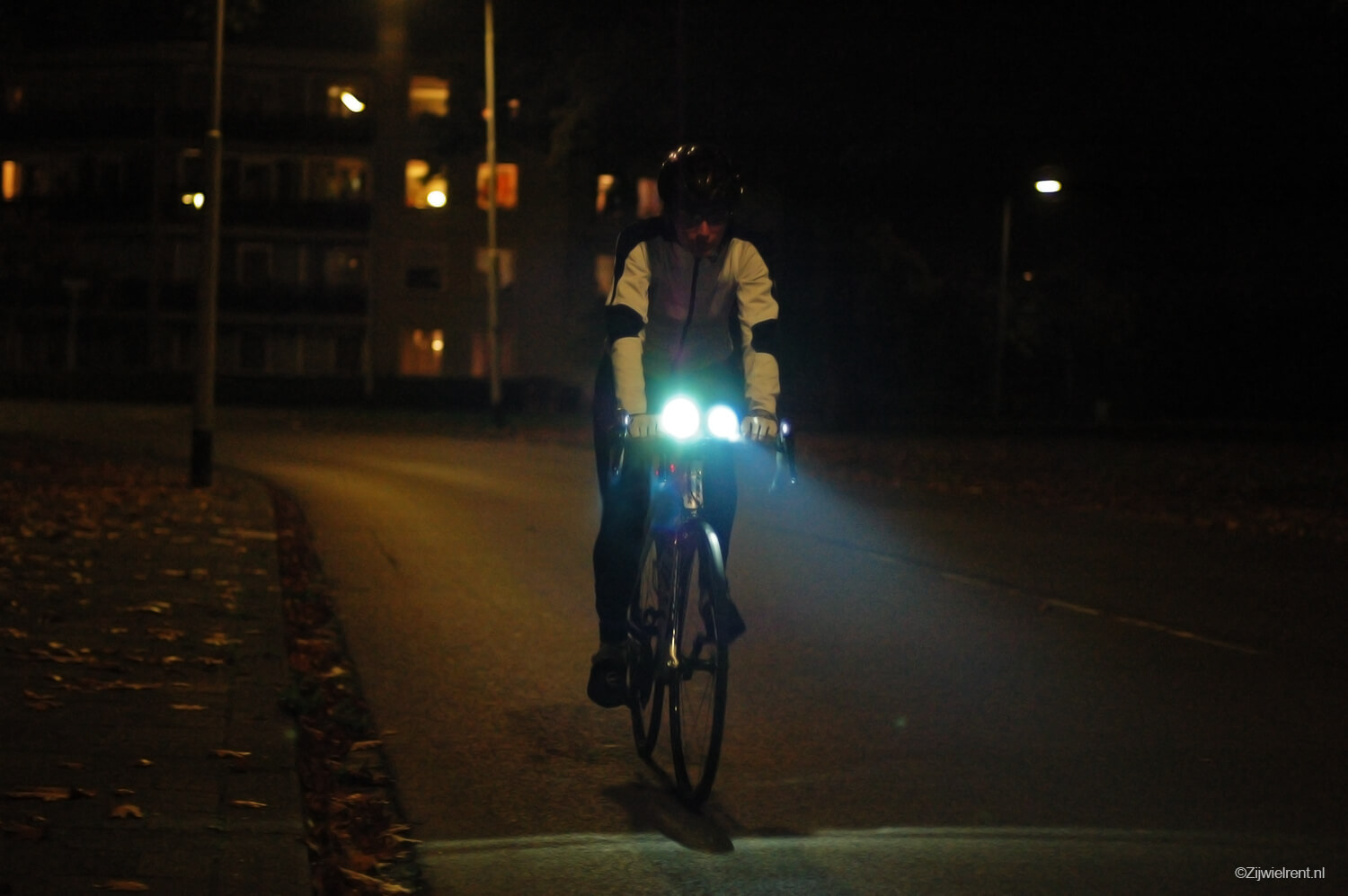 Wielrennen in het donker is niet gevaarlijk | Zijwielrent.nl